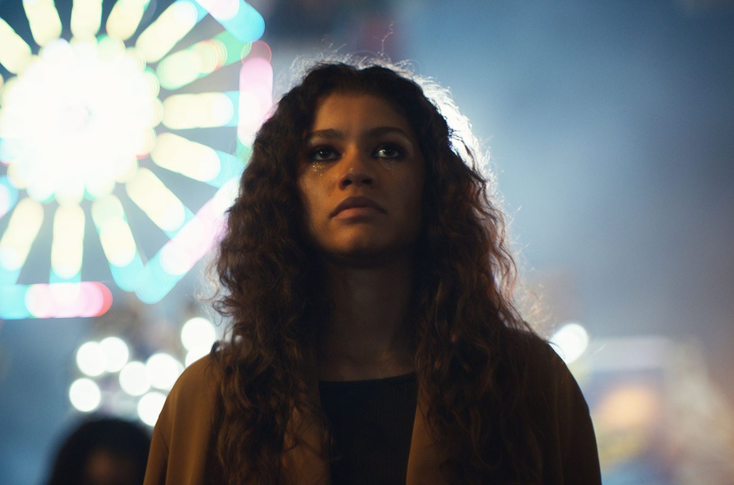 Bruno Mars e Zendaya vivem romance no clipe de “Versace On The Floor”